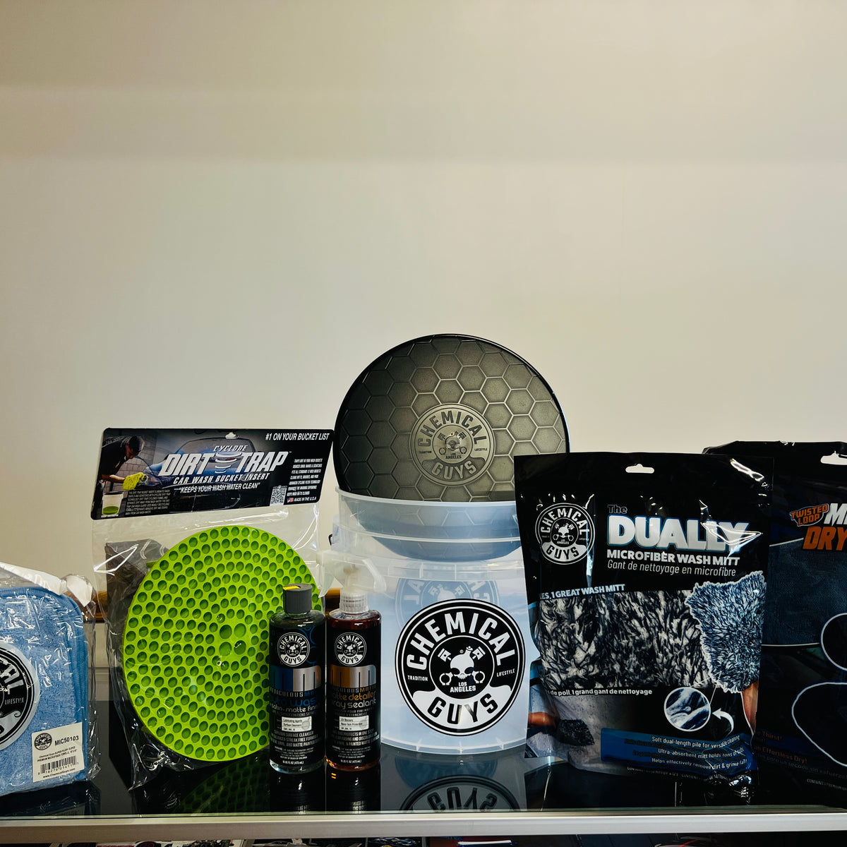 Chemical Guys Premium Plus Detailing Bucket Kit - Matte | Megalodon ...